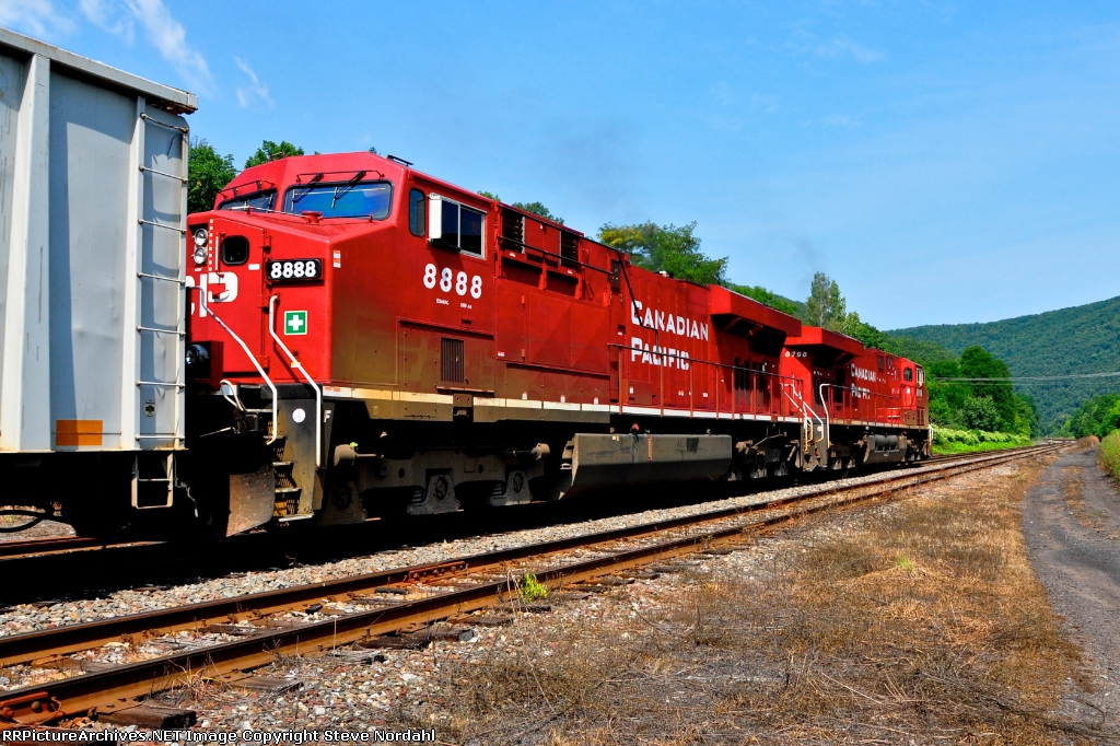 Rare Daylight Run!!! CP-39Z/257 W/Crazy 8 in consist!! at Packerton Yard, Parkerton, Pa.